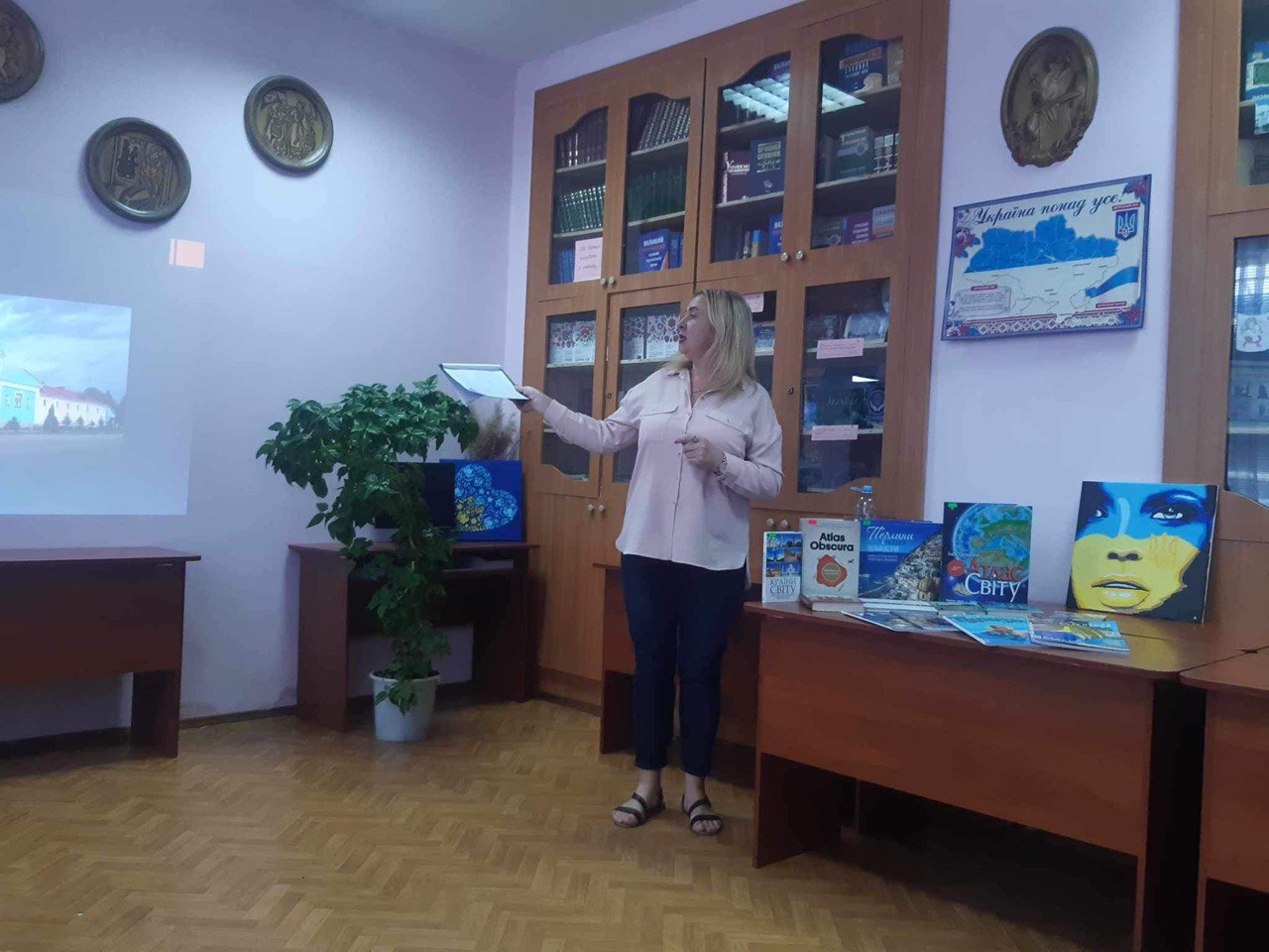 Інформаційна година «Світ – це прекрасна книга» у рамках Дня інформації ...